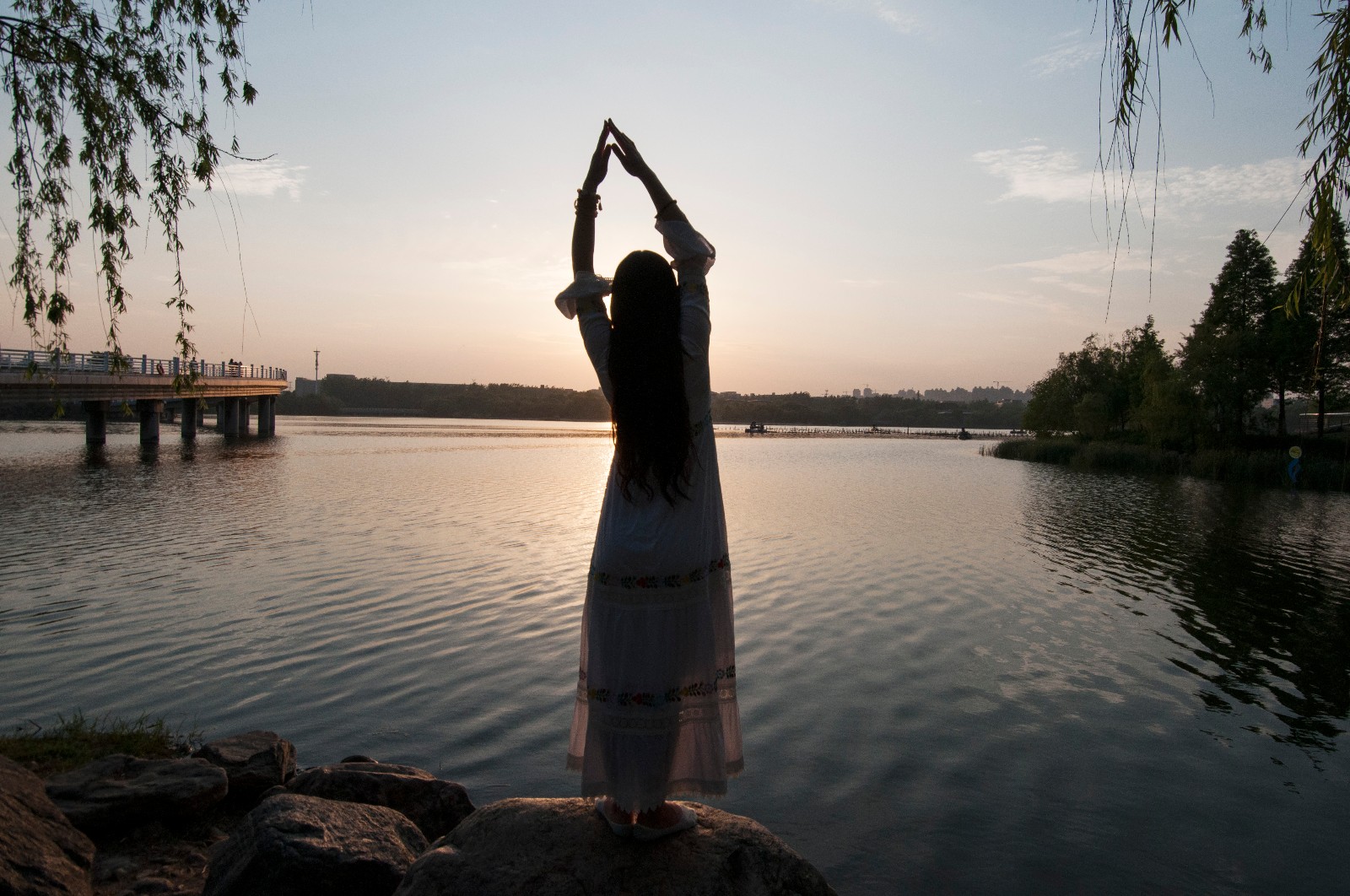 安徽合肥：夕阳下美女练瑜伽