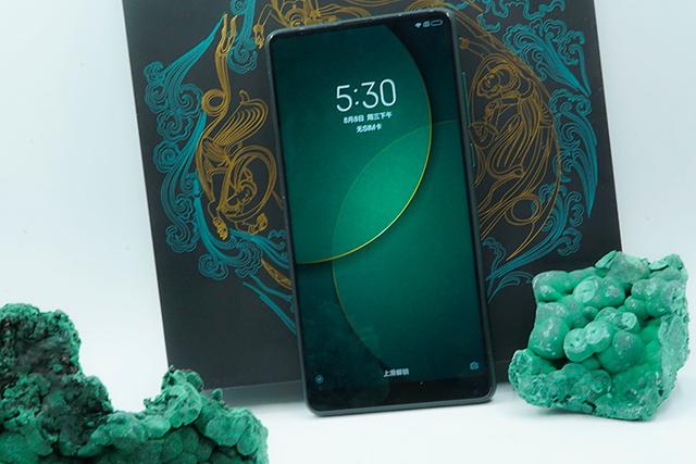 终于不再是非黑即白，限量1000套，小米MIX2S翡翠艺术版真机图赏__财经头条