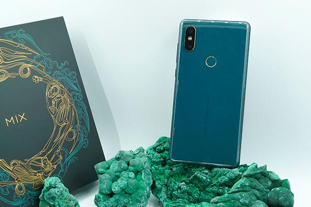 终于不再是非黑即白，限量1000套，小米MIX2S翡翠艺术版真机图赏__财经头条