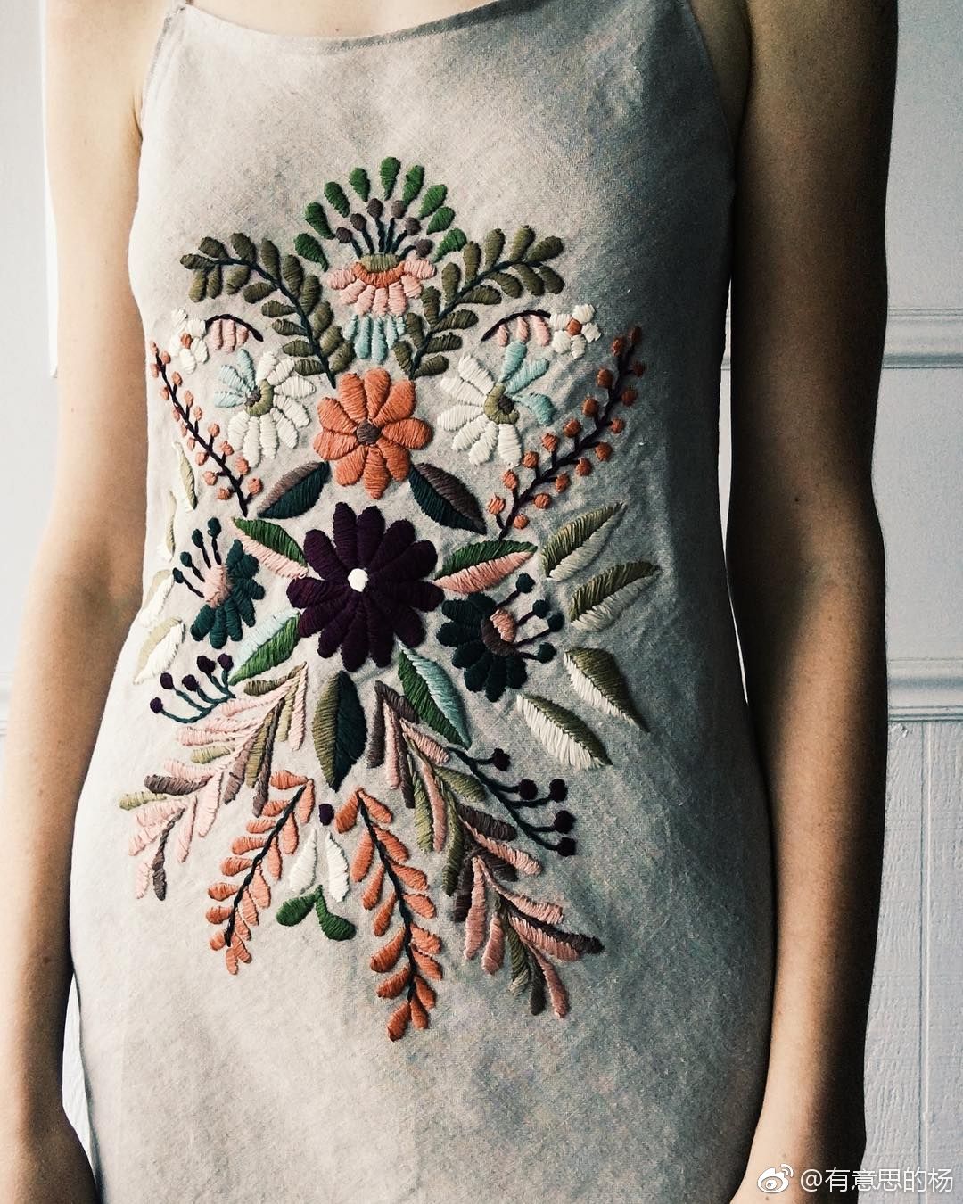 美国设计师Tessa Perlow用独特的手工刺绣设计来点缀服饰