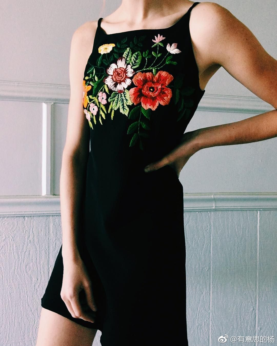 美国设计师Tessa Perlow用独特的手工刺绣设计来点缀服饰