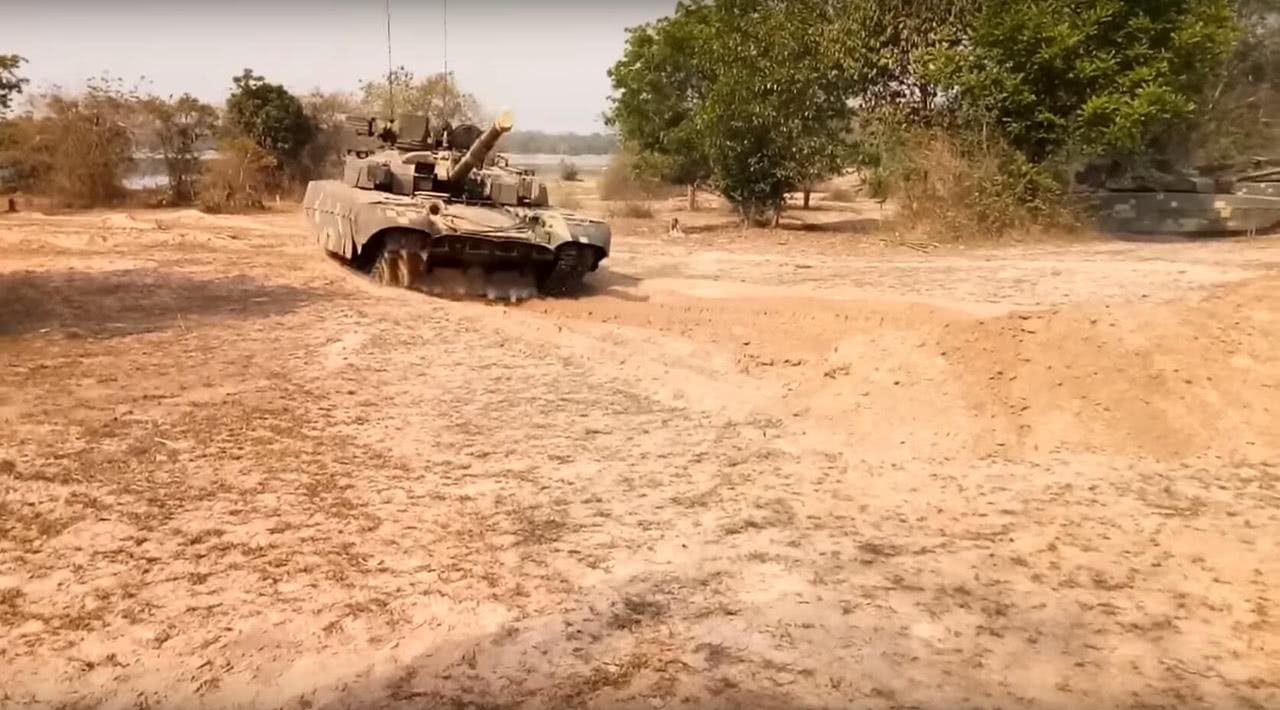 坦克也能当推土机用？泰国皇家陆军T-84秀绝活