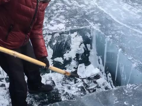 你见过湖面上一米厚的冰吗？想凿冰钓鱼，连电锯铁锹都用上了|贝加尔湖|湖面|电锯_新浪新闻