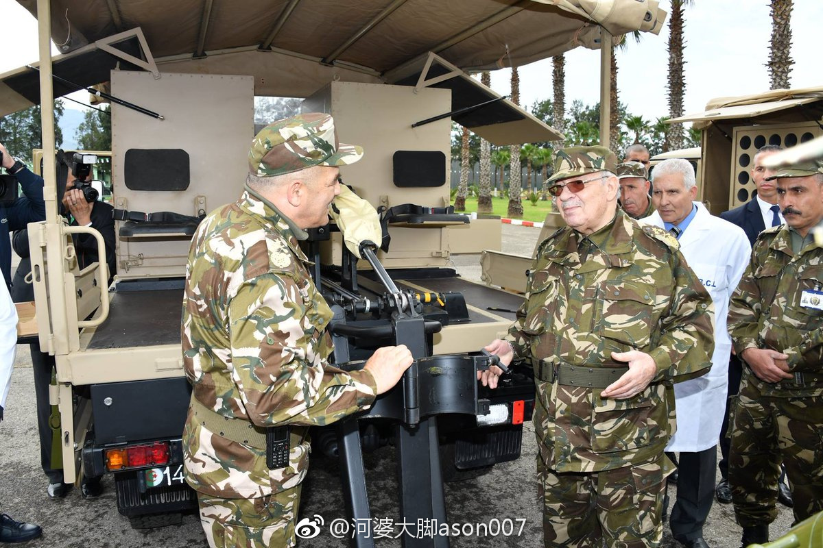 阿尔及利亚陆军装备的中国W86式120毫米车载迫击炮_新浪新闻