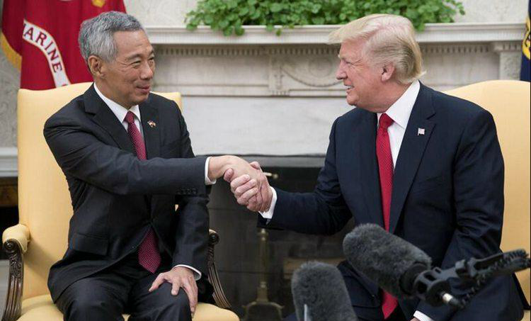 特朗普与各国领导人合影，握手总是很自信，唯独对最后这位弯腰