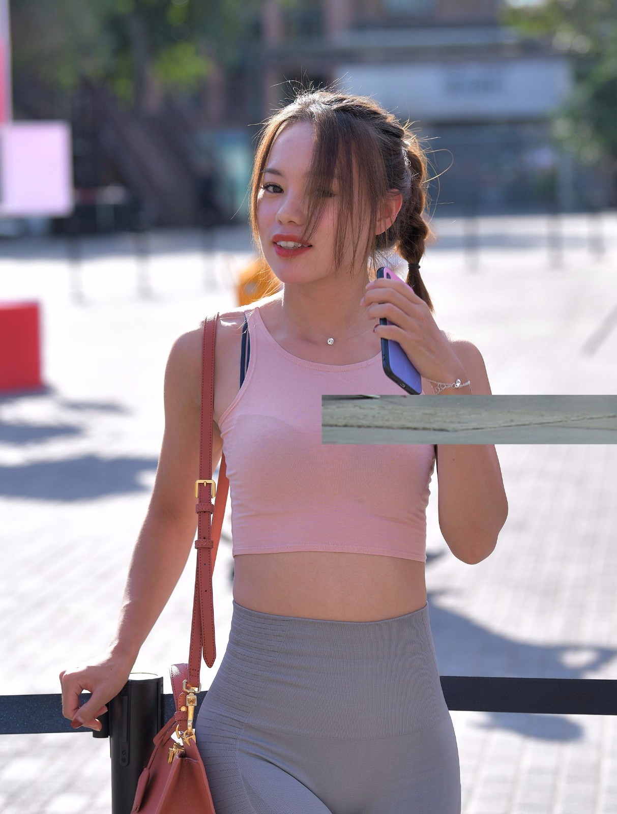 街拍:身材丰腴的美女，出门逛街，穿瑜伽裤很有个性