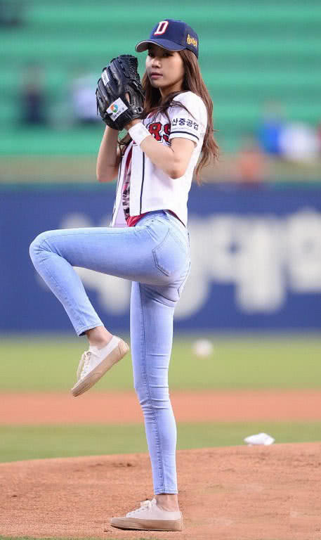 韩国棒球比赛，女星受邀开球秀完美身材
