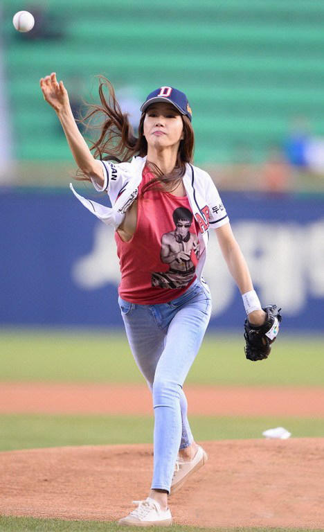 韩国棒球比赛，女星受邀开球秀完美身材