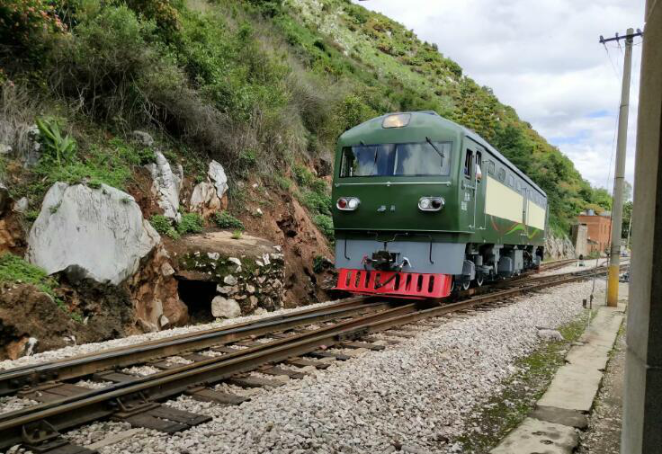 DF21型内燃机车的最新涂装，网友，比原色难看|内燃机车|原色|米轨_新浪新闻