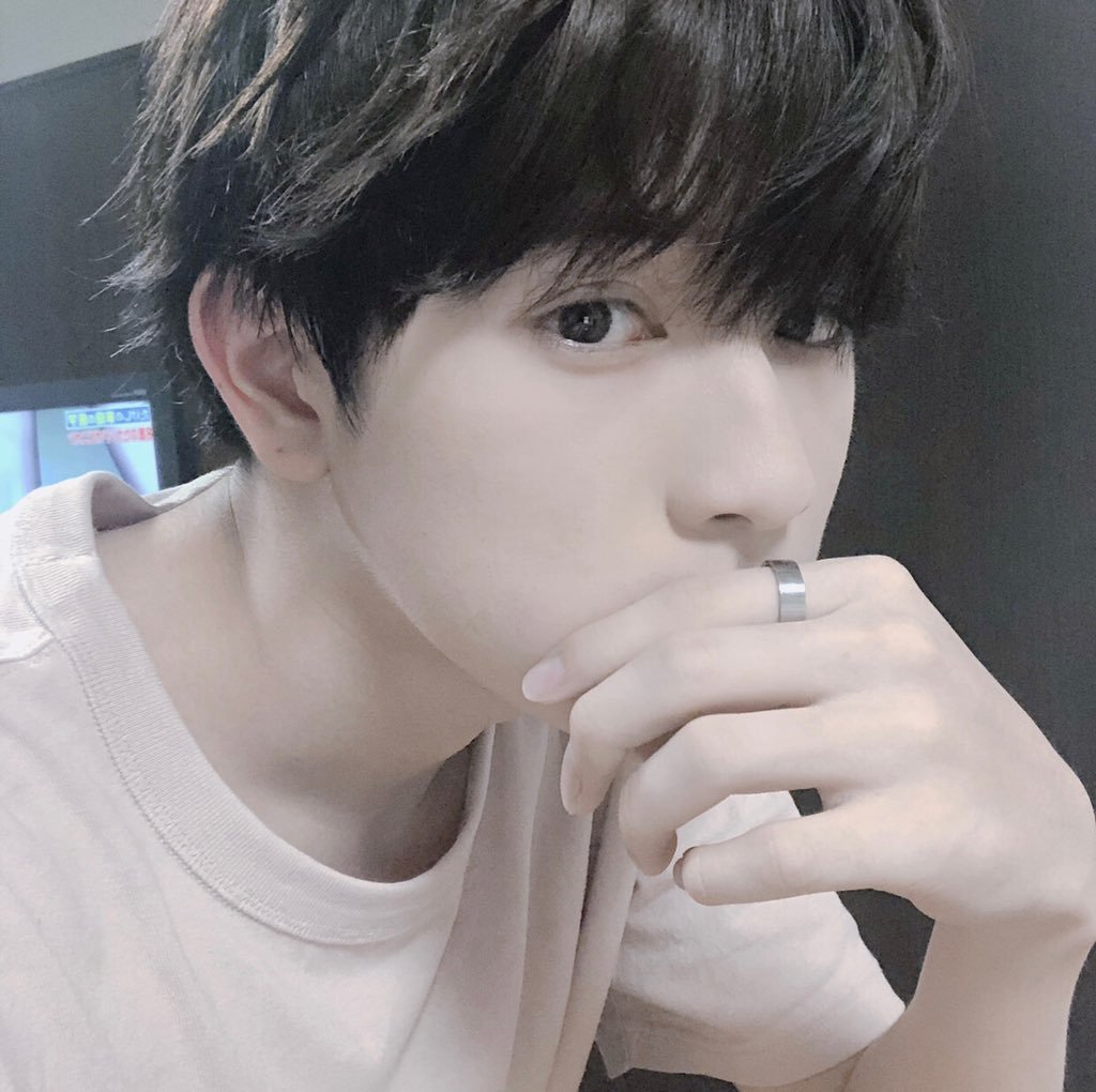 作为美女帅哥博主怎么能少的了帅哥的安利呢Twitter（@xsxren）|帅哥|美女|Twitter_新浪新闻