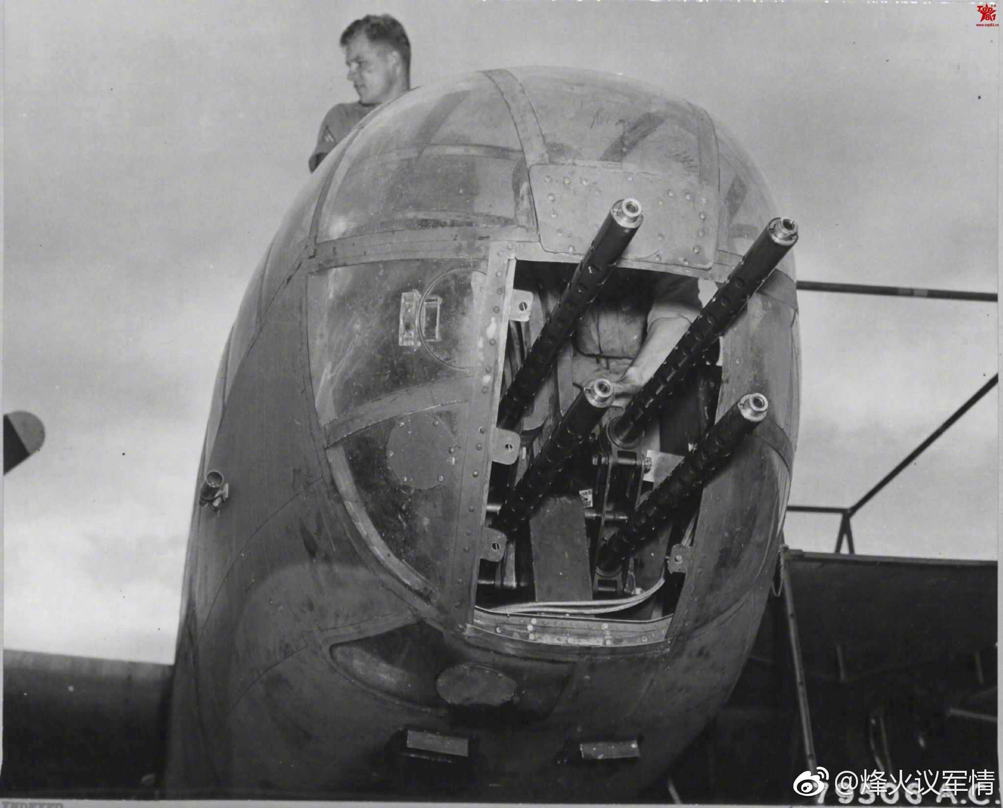 老照片：B-25米切尔轰炸机的枪炮特写