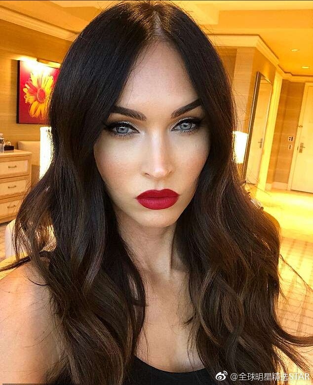 梅根·福克斯展示吸血鬼自拍，无皱纹容貌引起整容猜测|吸血鬼|梅根|整容手术_新浪新闻