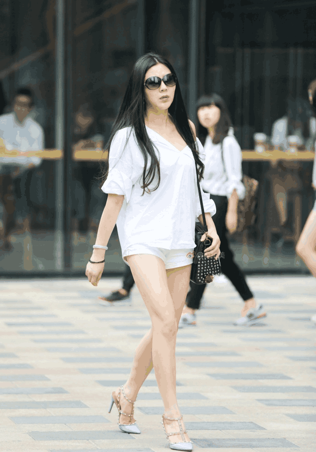 街拍: 穿白衬衫的小姐姐, 丰满妖娆的身段太吸引人|小姐姐|美女|白衬衫_新浪新闻