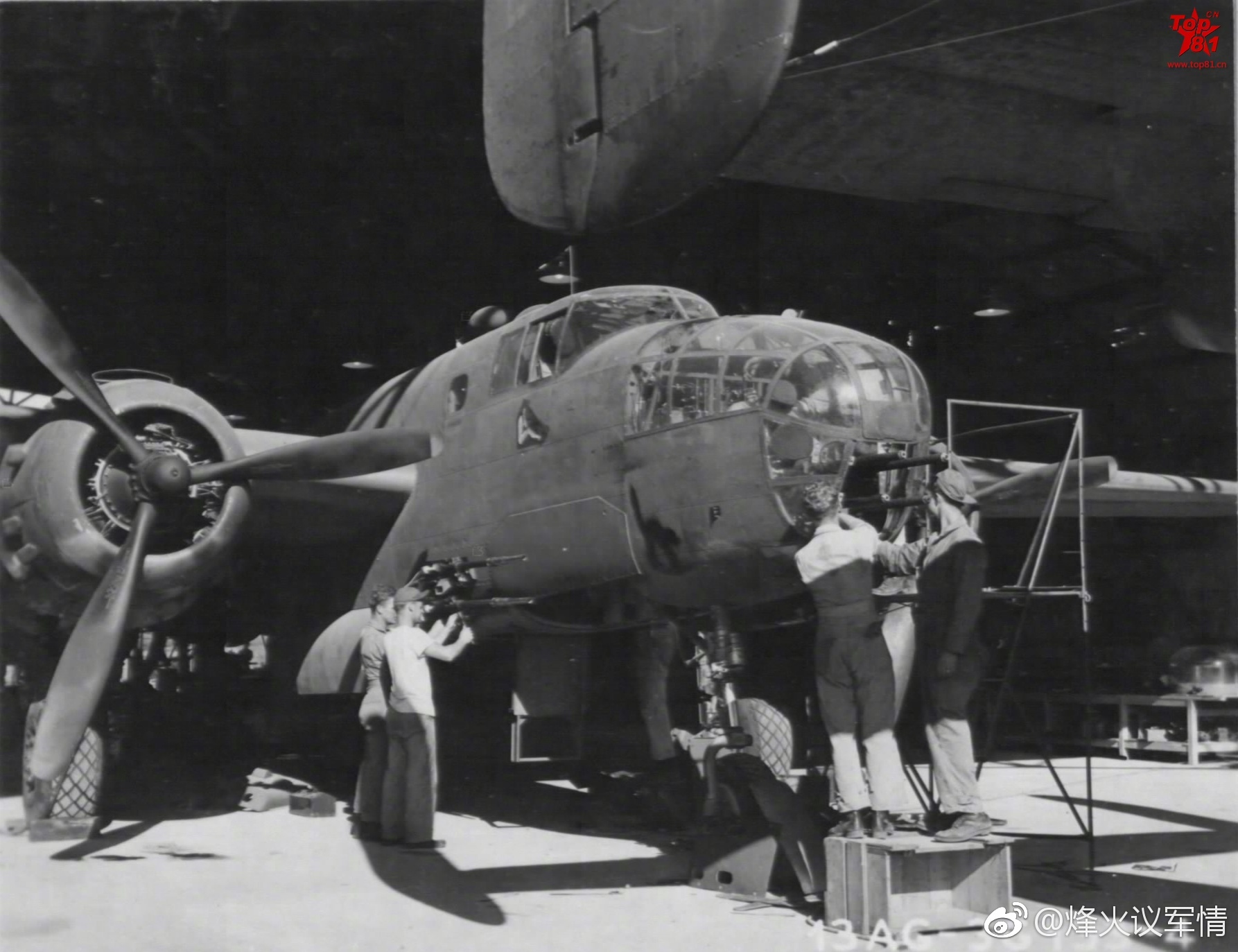 老照片：B-25米切尔轰炸机的枪炮特写|轰炸机|空军|米切尔_新浪新闻