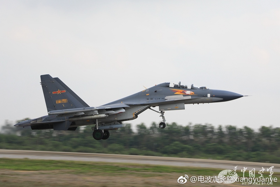 SU-30MKK挂载国产版B-13L火箭发射巢