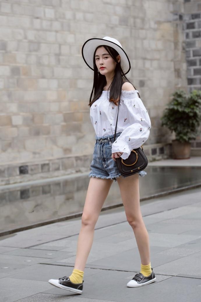 520街拍: 看清纯的女大学生们是穿什么出去约会的|牛仔裤|衬衫|女大学生_新浪新闻