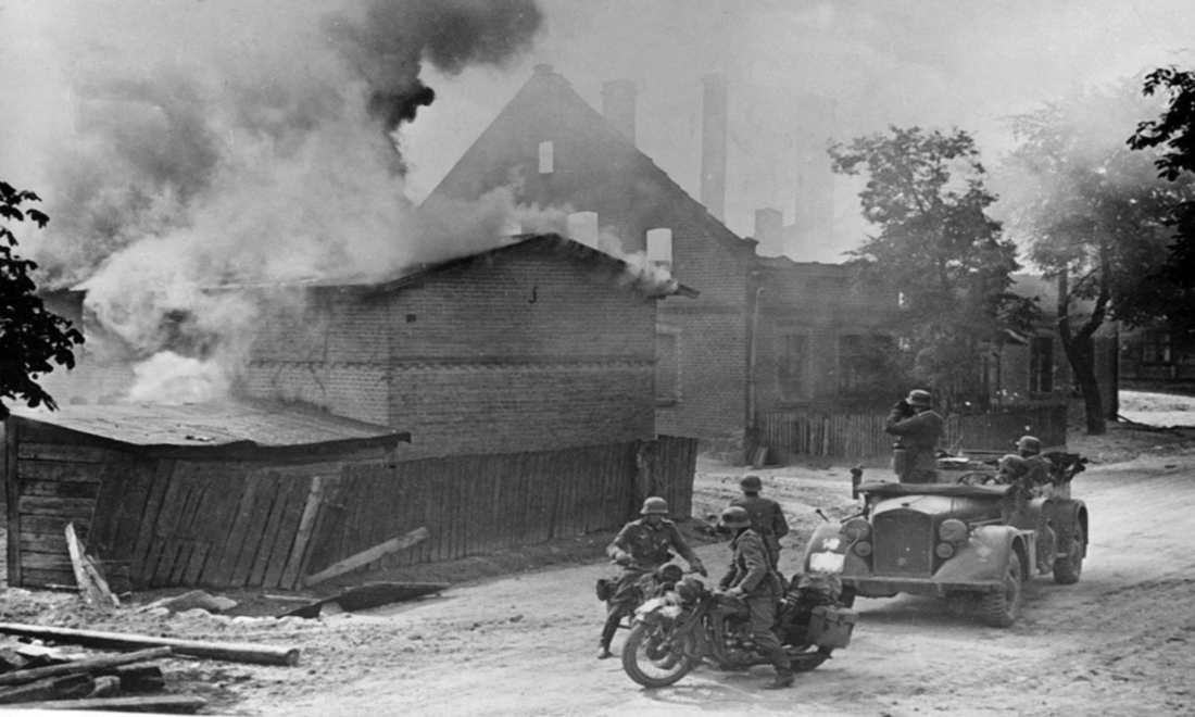 二战老照片：还原德军入侵波兰时的惨烈轰炸，战后小男孩无家可归|波兰|德军|小男孩_新浪新闻