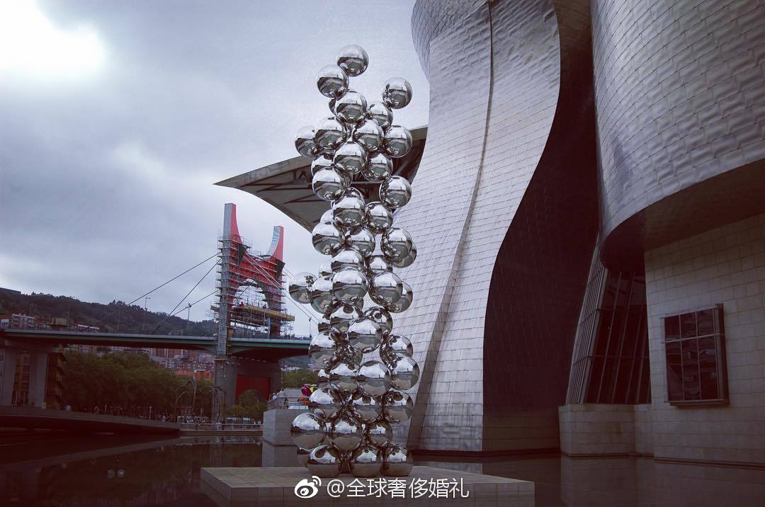 英国艺术家Anish Kapoor创作的巨大雕塑由抛光不锈钢球体组成