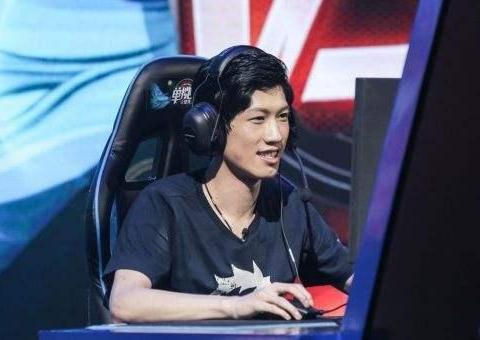 OW国服大佬YJJ 如今画风清奇的吃鸡主播 了解一下？|主播|吃鸡|画风_新浪新闻