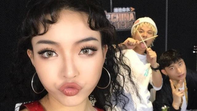 vava拒领奖被主持人安琥怒怼，称“面对那么多前辈，你没资格！|安琥|领奖|前辈|主持人|奖杯_新浪新闻