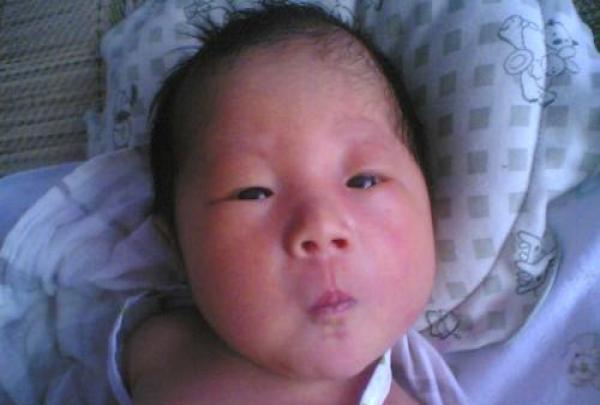 刚出生的娃有多丑？宝妈被孩子丑哭了，宝爸一脸懵逼