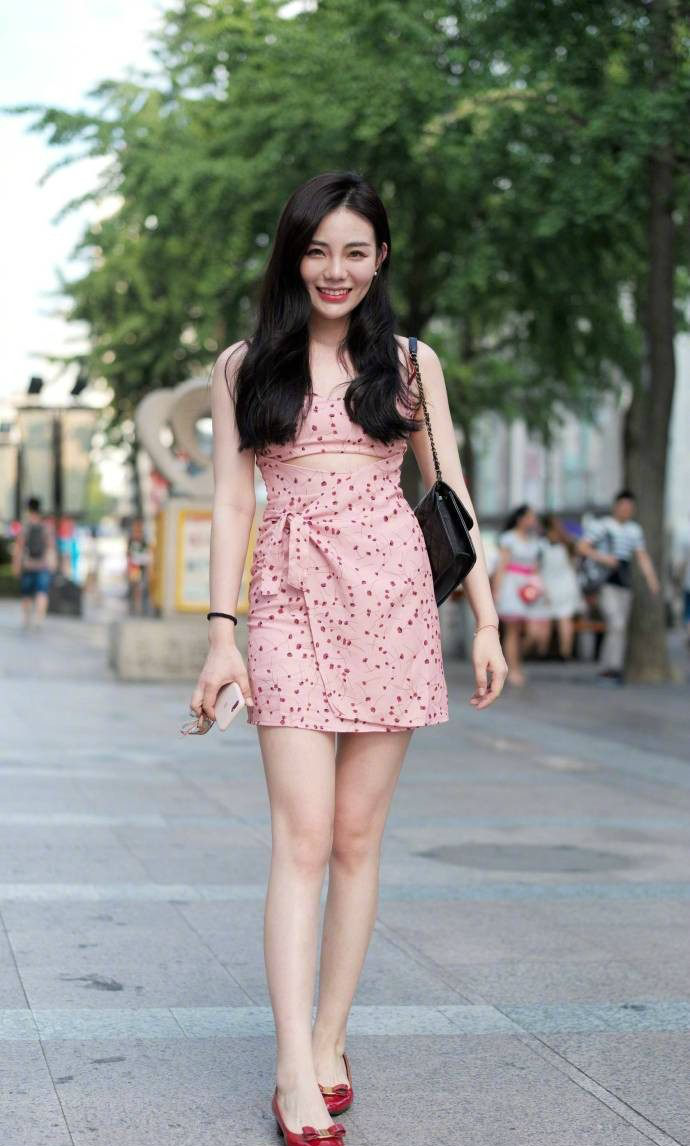 街拍,7位肤白貌美的小少妇,总有一款是你的菜