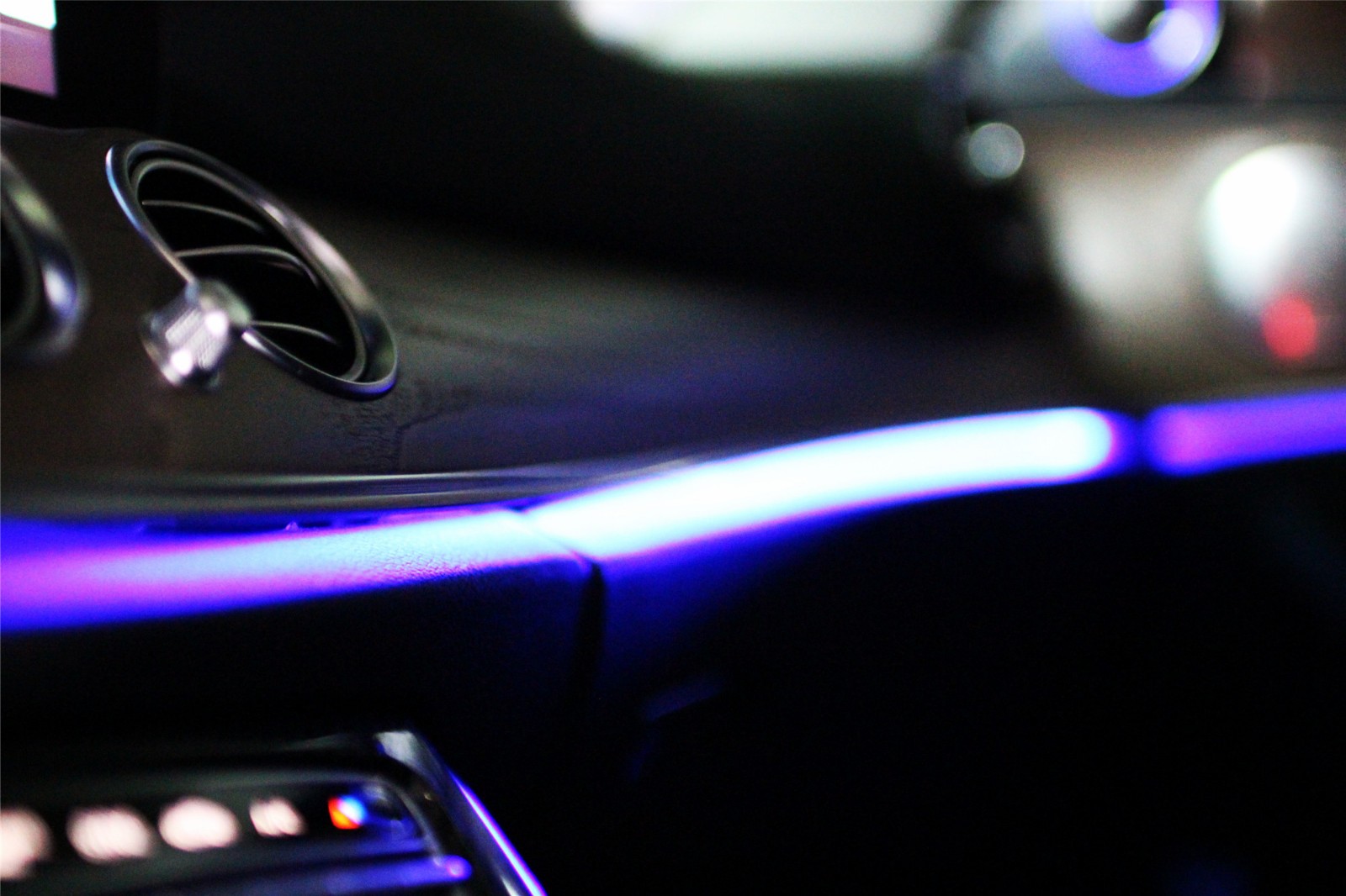 中大型轿车标杆：定义豪华的全新奔驰E300L