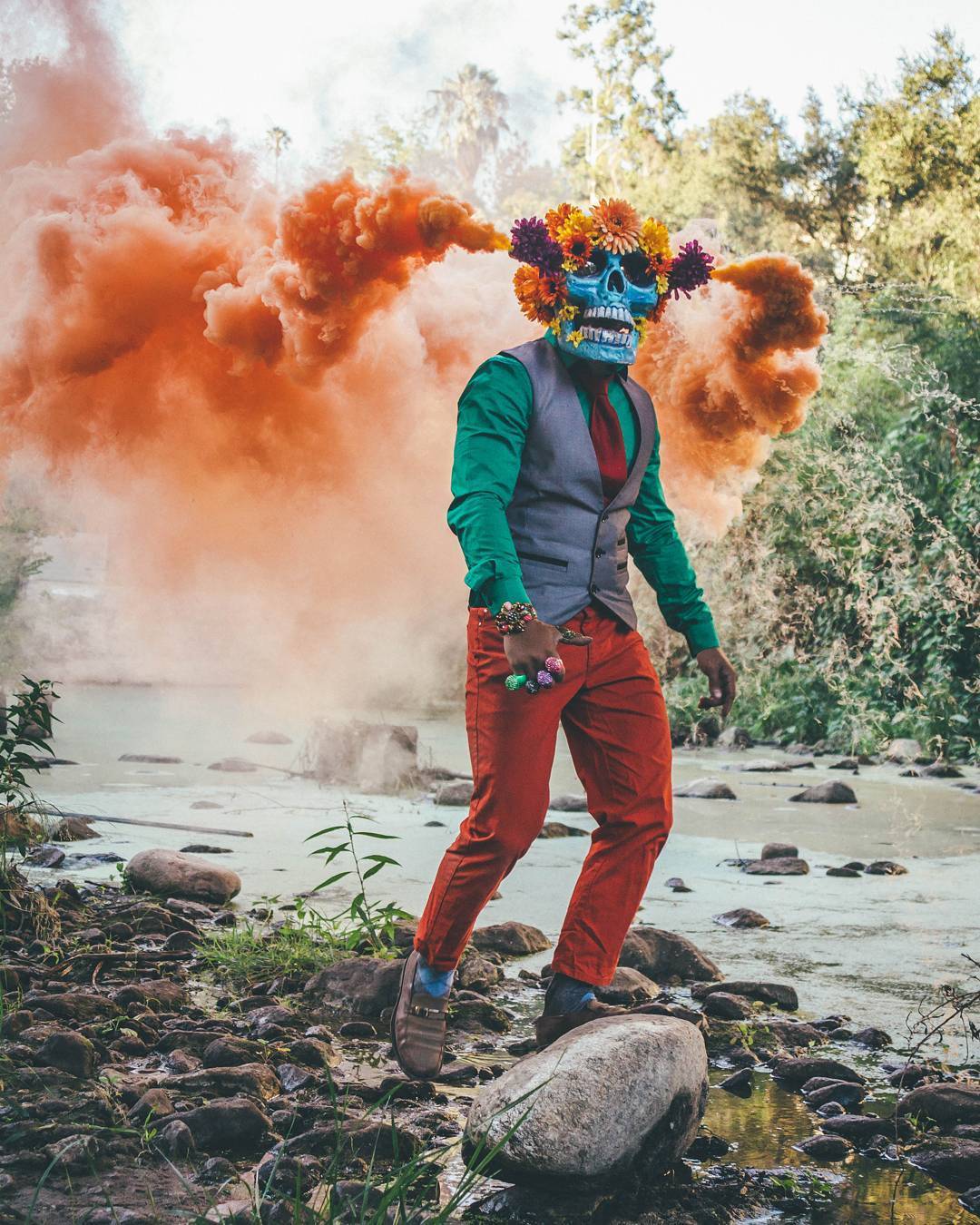 彩色骷髅 | 洛杉矶表演艺术家 Butch Locsin|骷髅|表演艺术家|洛杉矶_新浪新闻