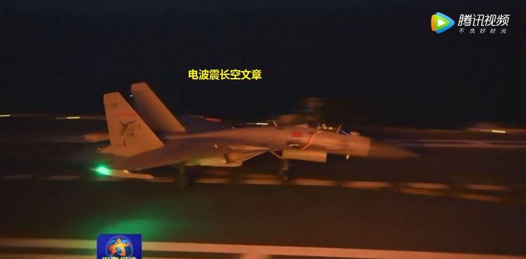J15到底如何夜间着舰? 看完本文你就懂了, 真是惊险刺激