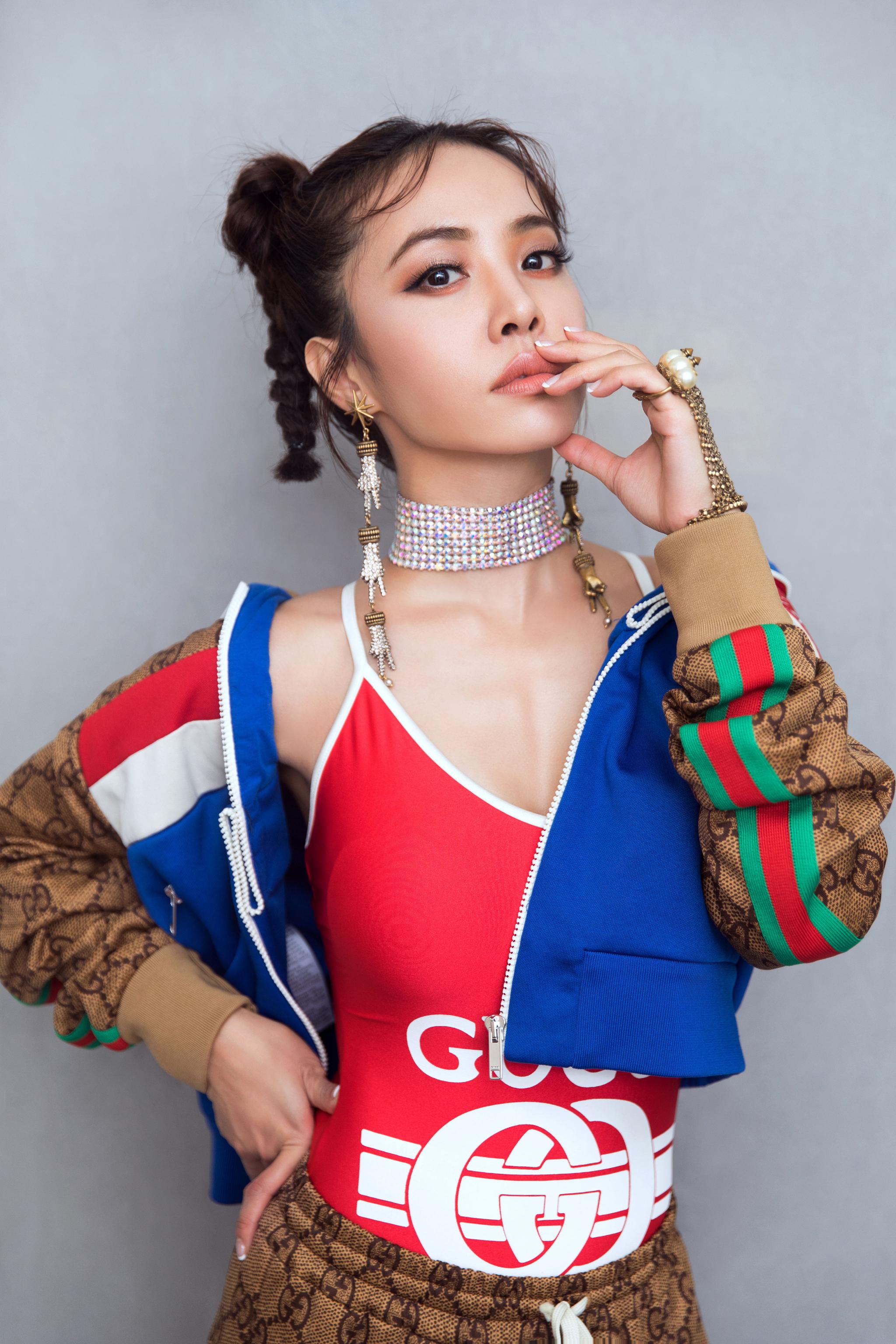 蔡依林双麻花辫搭配个性十足的配饰凸显Jolin鬼马活力气息。