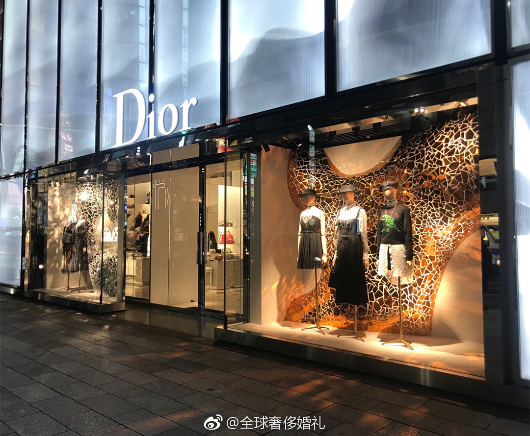东京伊势丹Dior旗舰店，再次把镜面秀场复制到了卖场