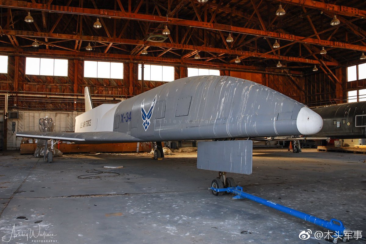 爱德华兹空军基地的一个废弃的机库里，2架X-34技术验证机|爱德华兹空军基地|验证机|机库_新浪新闻