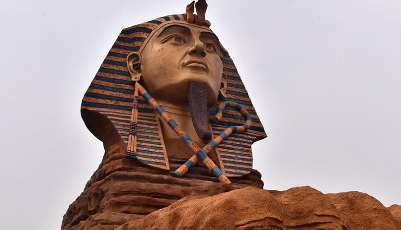 人面狮身像位于埃及的南郊沙漠中，在金字塔的前方，为著名的景点|金字塔|人面|埃及_新浪新闻