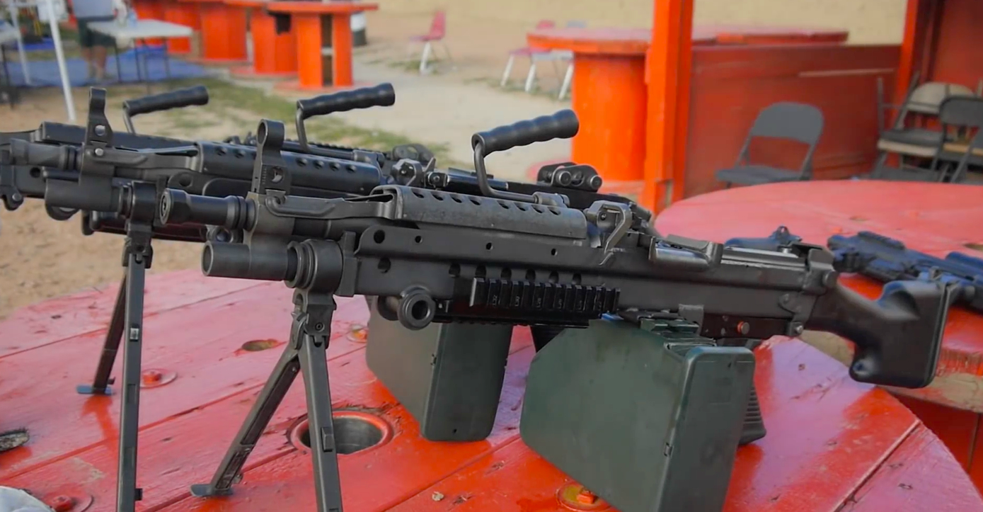 吃鸡游戏中的M249，在现实中，紧急时刻可以使用步枪弹匣|弹匣|吃鸡|步枪|射击|游戏_新浪新闻