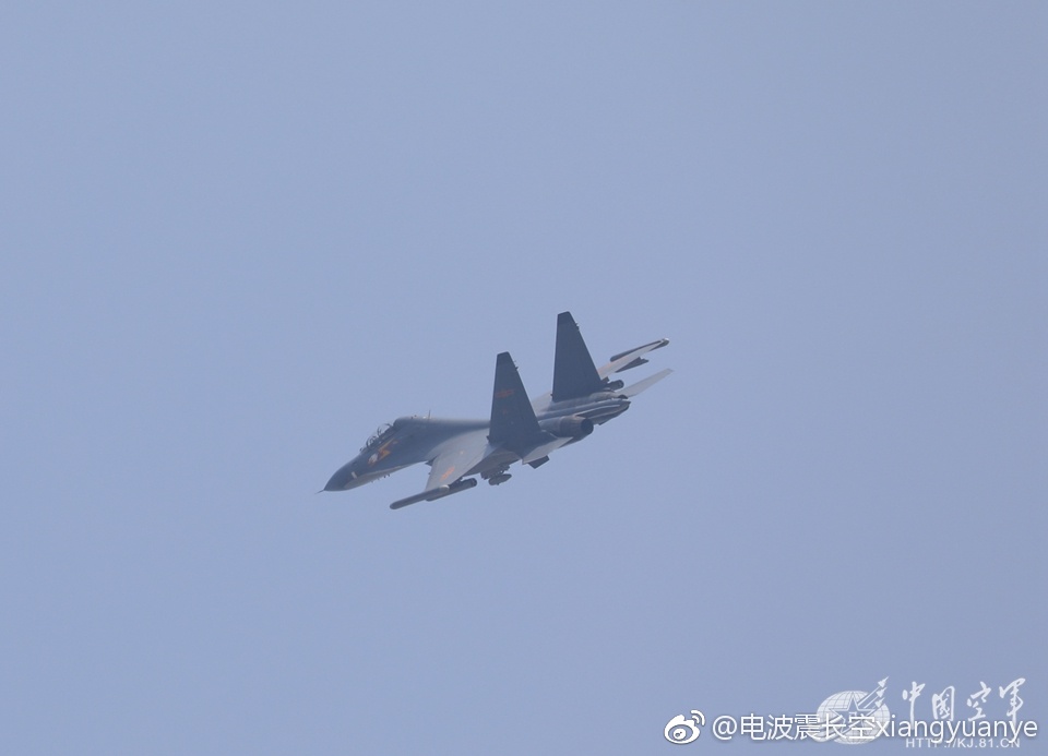 SU-30MKK挂载国产版B-13L火箭发射巢