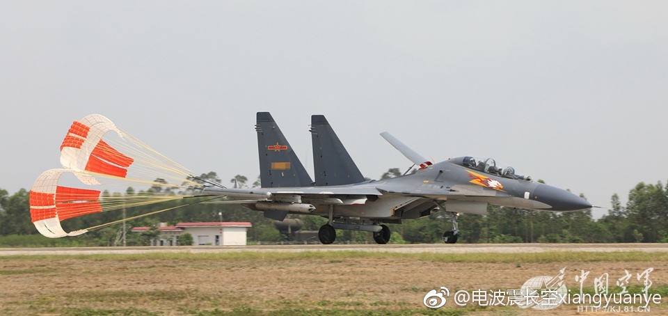 SU-30MKK挂载国产版B-13L火箭发射巢