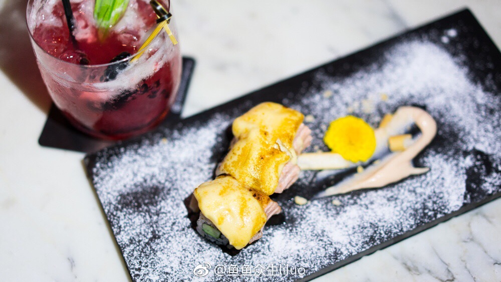 若是在香港，有时间停留一晚，推荐到 顶层的OZONE 酒吧喝上一杯