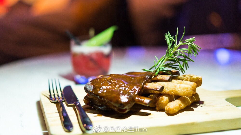若是在香港，有时间停留一晚，推荐到 顶层的OZONE 酒吧喝上一杯