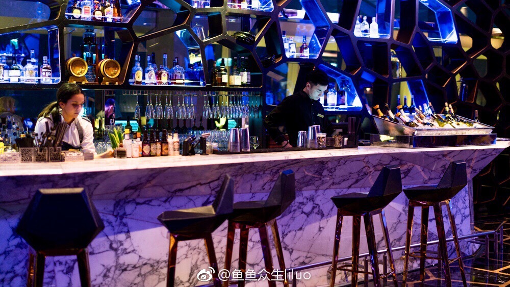 若是在香港，有时间停留一晚，推荐到 顶层的OZONE 酒吧喝上一杯