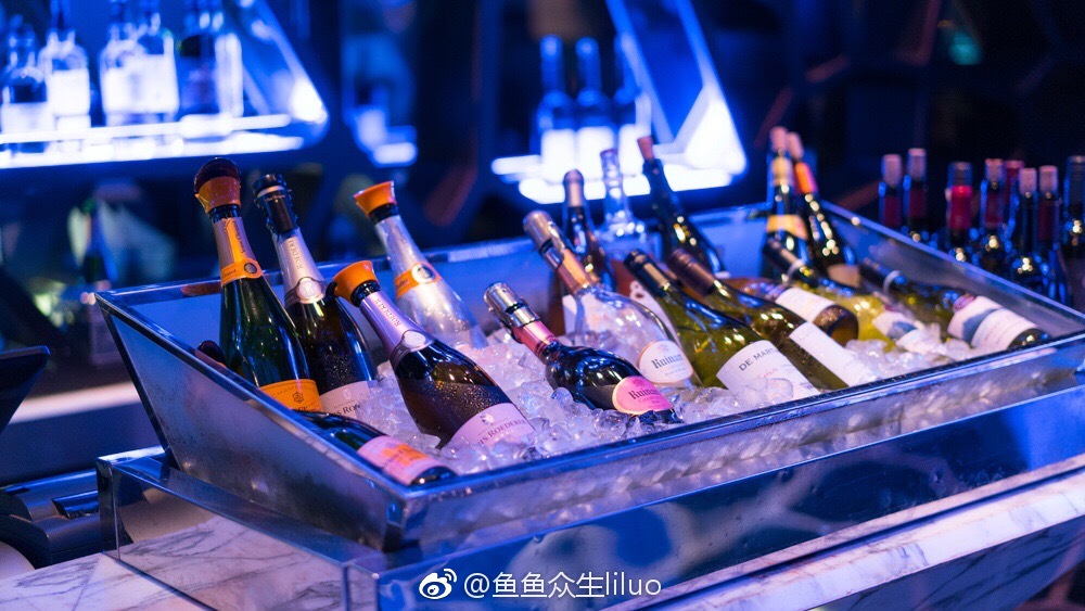 若是在香港，有时间停留一晚，推荐到 顶层的OZONE 酒吧喝上一杯