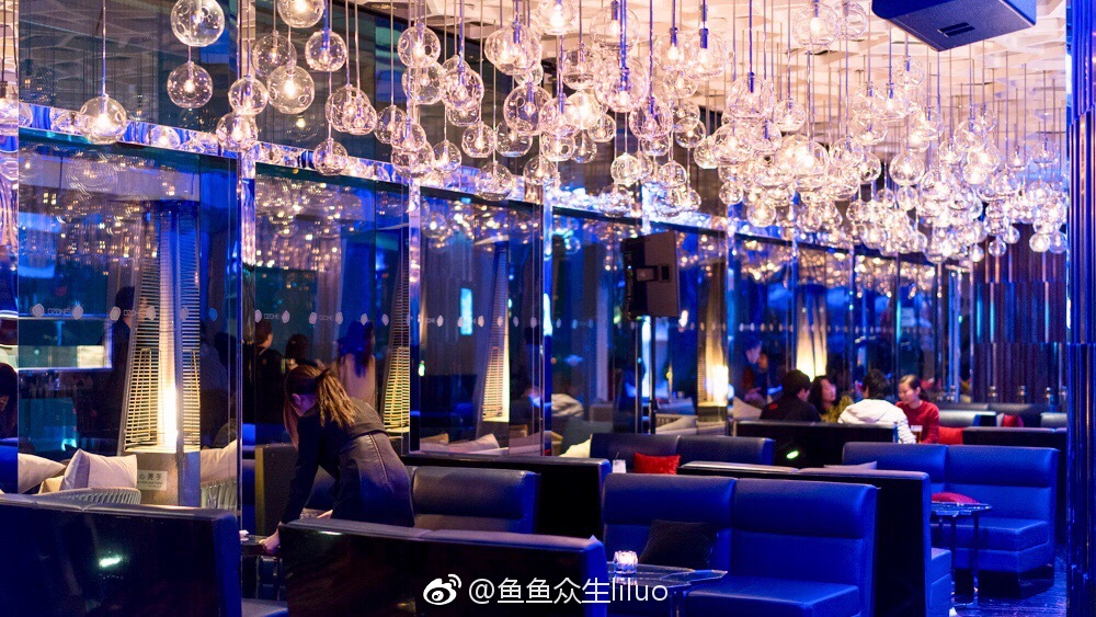 若是在香港，有时间停留一晚，推荐到 顶层的OZONE 酒吧喝上一杯