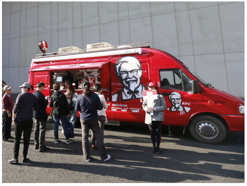 KFC移动餐车驶入首届进博会 创新模式为餐饮服务提供保障__财经头条