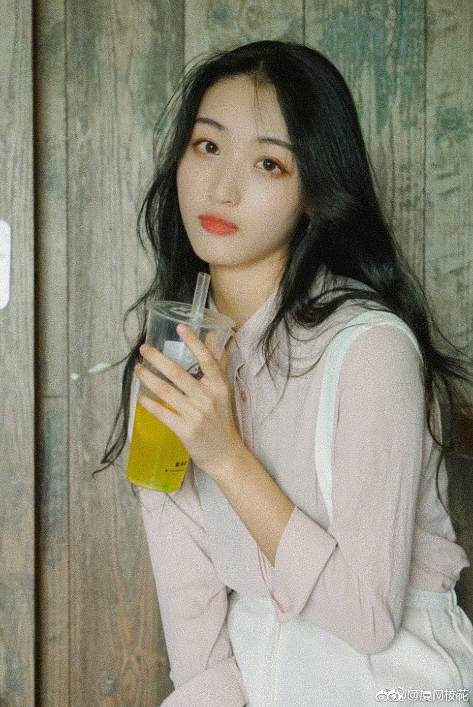 她叫林苗苗，96年，就读于厦门大学嘉庚学院，身高170cm，天秤座