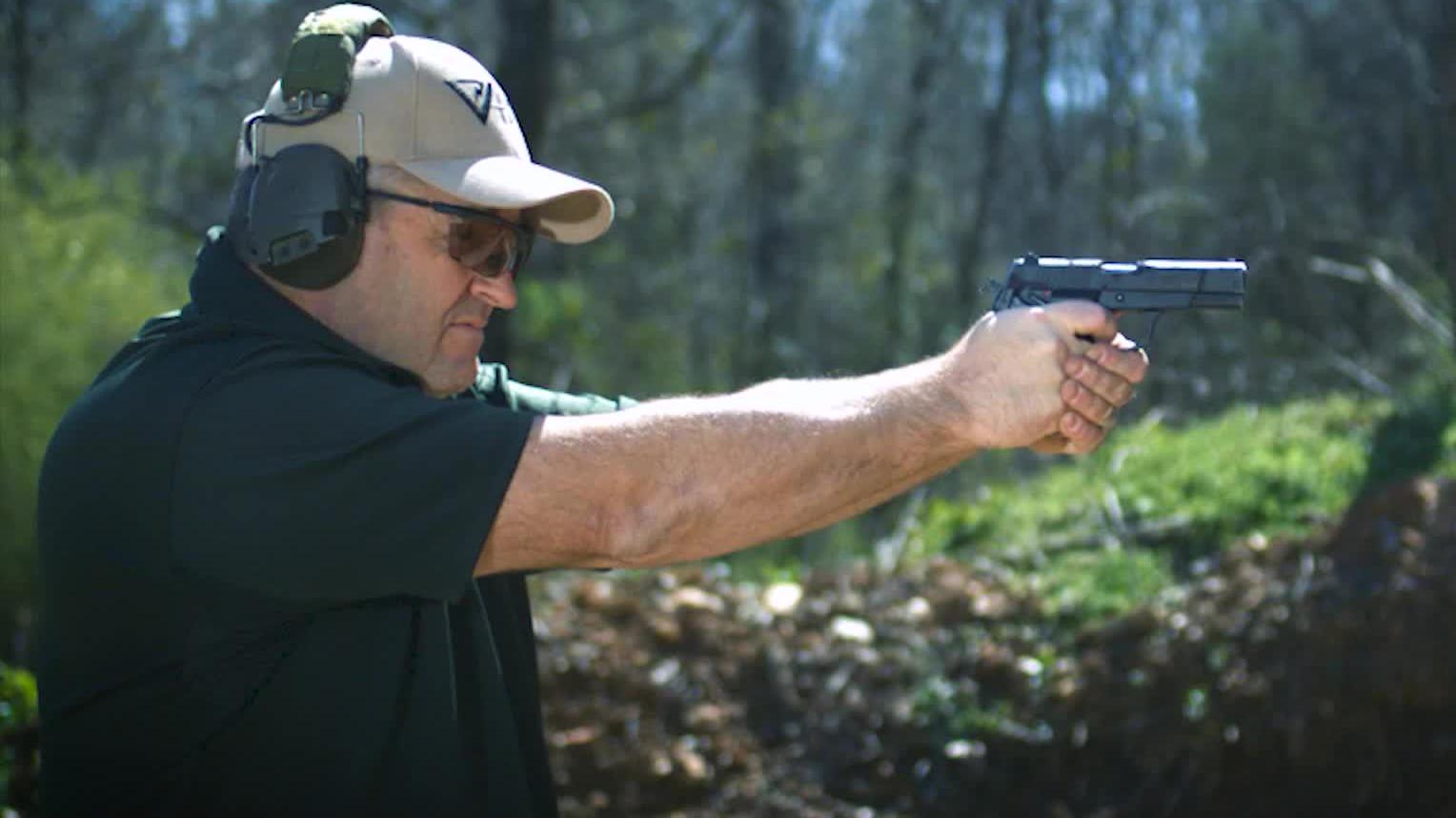 国产CF98式半自动手枪，在国外可是稀有货_新浪新闻