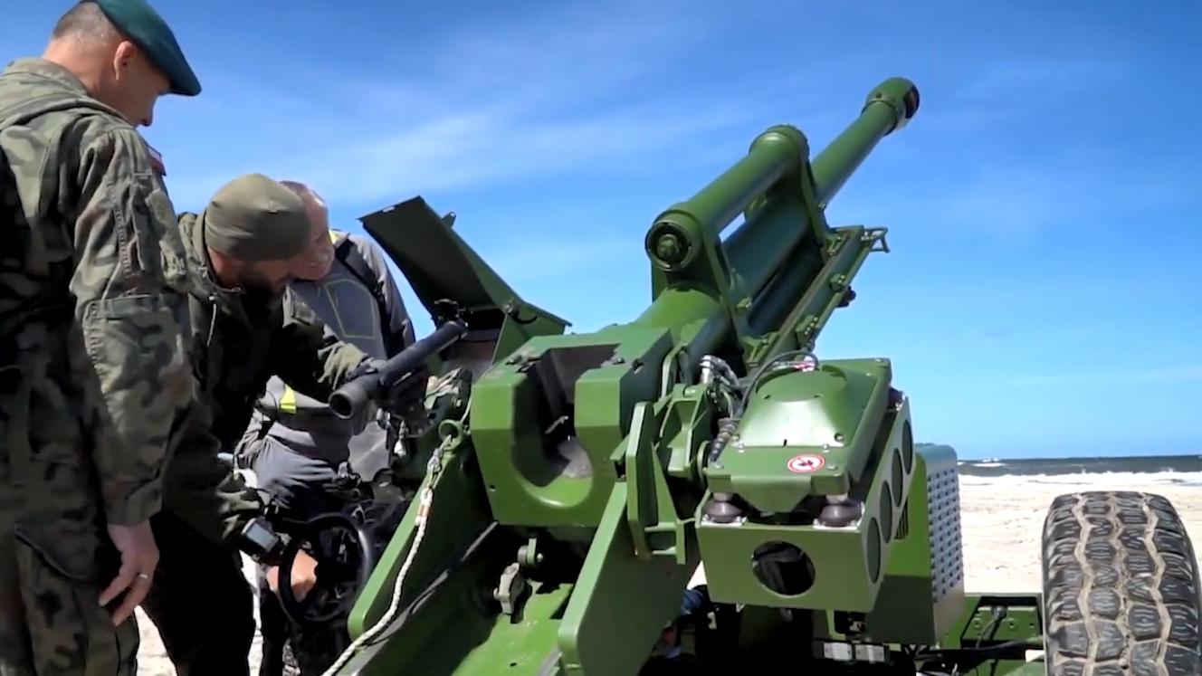 法国新型LG1MK3轻型榴弹炮实弹射击！_新浪新闻