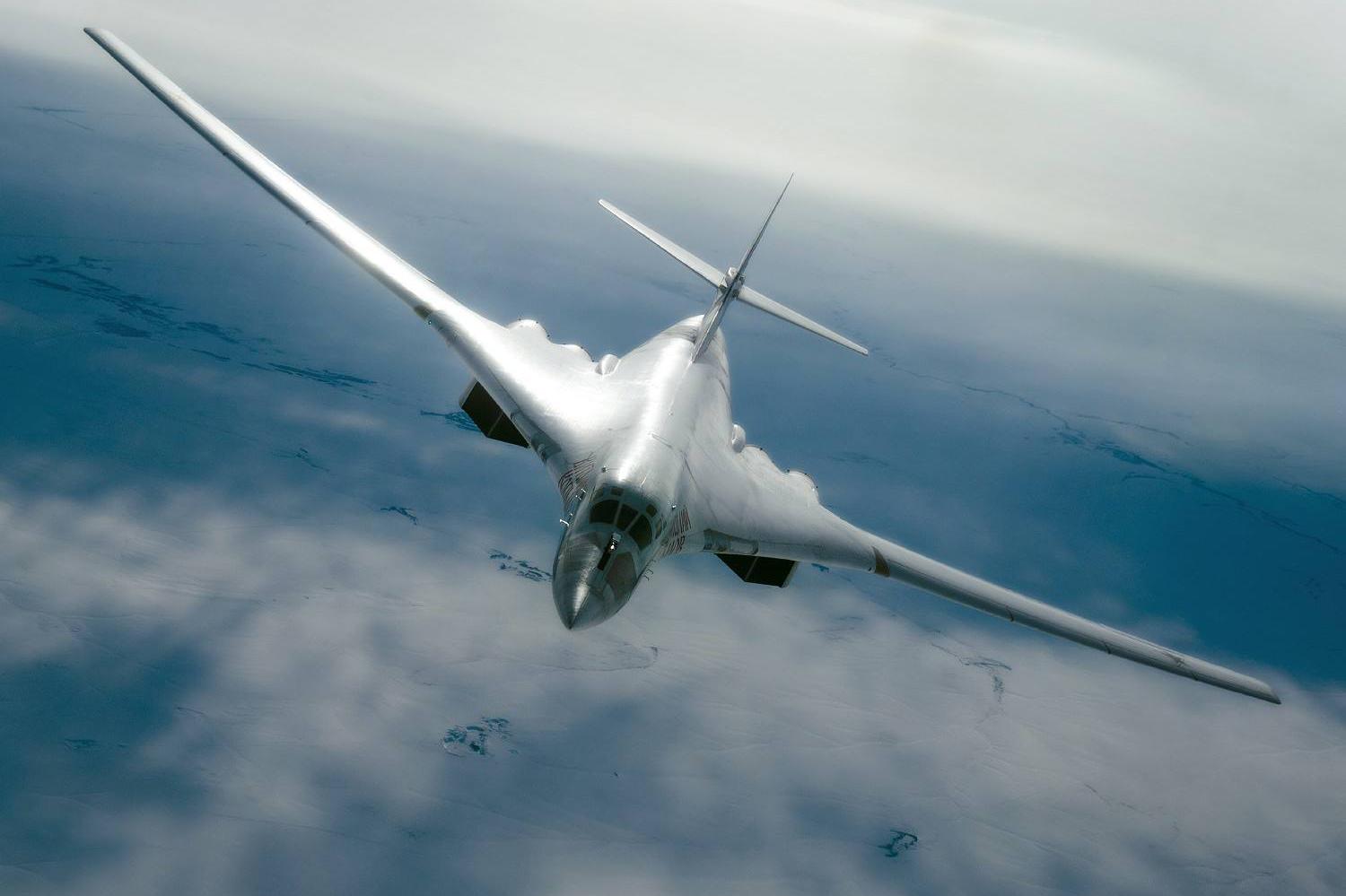 两款轰炸机，B1B“枪骑兵”和图160“白天鹅”谁外观更胜一筹？|马赫_新浪新闻