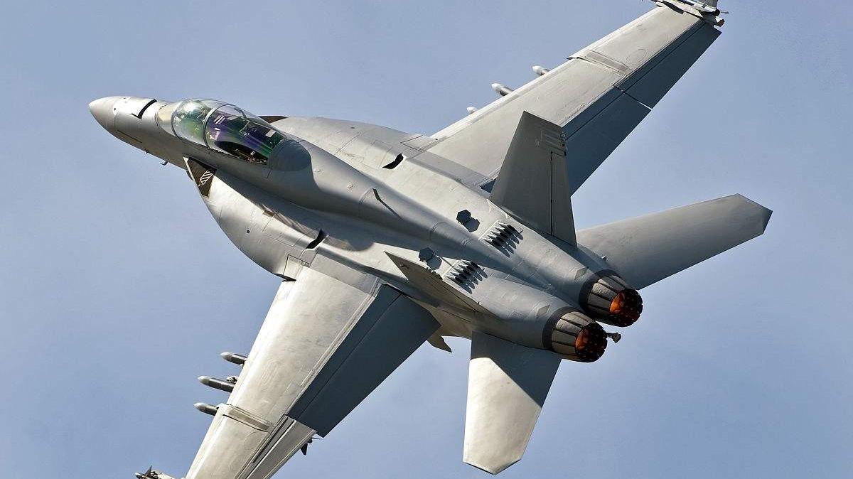 瑞典空军驾驶F18战机进行特技表演，超强悍的机动性能难得一见！_新浪新闻