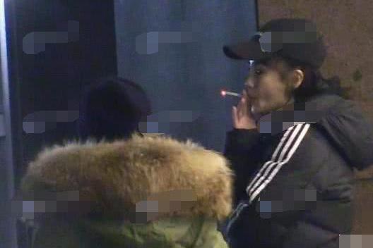 Angelababy烟瘾太大，医院换药时不忘抽烟，吞云吐雾手势娴熟|吸烟|烟瘾|女明星_新浪新闻