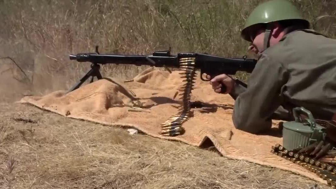 前南斯拉夫M53机枪，外观类似MG42，采用弹链供弹，射速也很快_新浪新闻