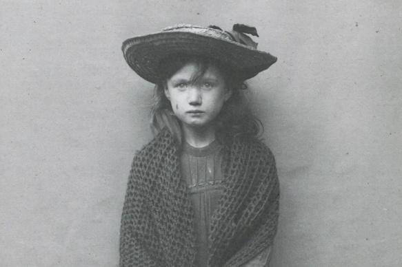 20世纪英国伦敦老照片：最贫穷的孩子们，连鞋子都没得穿|托马斯|出生|母亲_新浪新闻